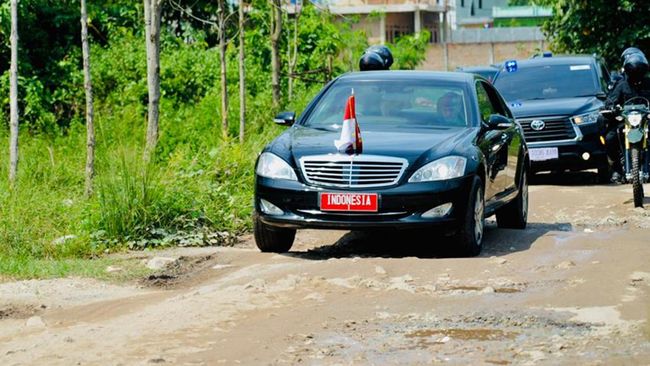 Mercy S600 Guard yang Dipaksa Jokowi Injak Jalan Offroad Lampung