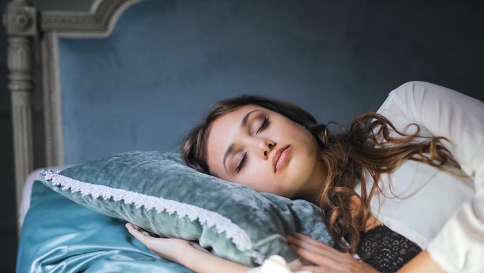 Sering Diacuhkan, Bermain HP Sebelum Tidur Bisa Sebabkan 6 Bahaya Ini, Sudah Tahu?