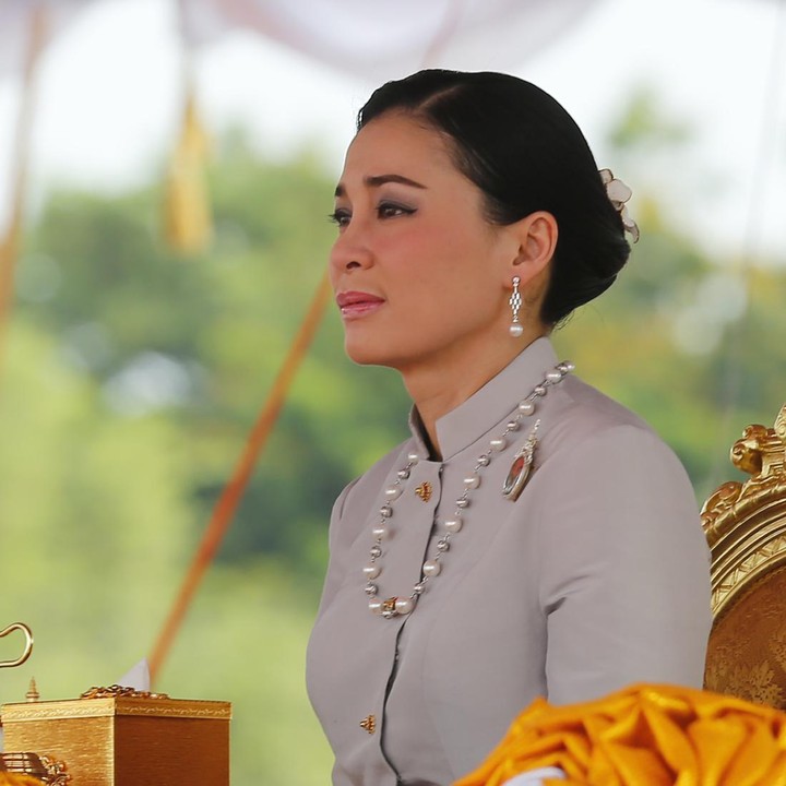 7 Potret Istri ke-4 Raja Thailand yang Elegan, Curi Perhatian di ... 7 Potret Istri ke-4 Raja Thailand yang Elegan, Curi Perhatian di ...