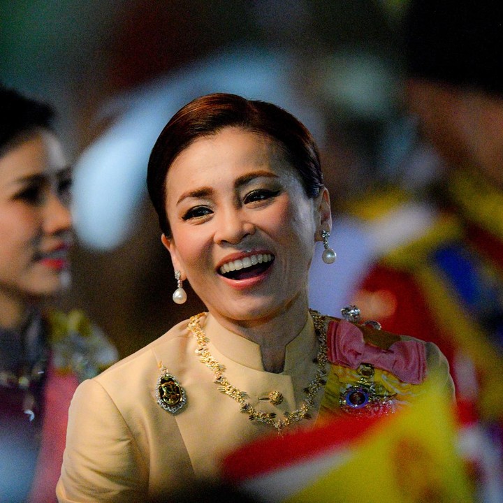 7 Potret Istri ke-4 Raja Thailand yang Elegan, Curi Perhatian di ... 7 Potret Istri ke-4 Raja Thailand yang Elegan, Curi Perhatian di ...