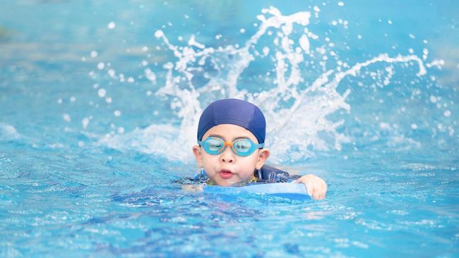 7 Cara Mencegah Kecelakaan pada saat Berenang, Penting Diketahui Orang Tua