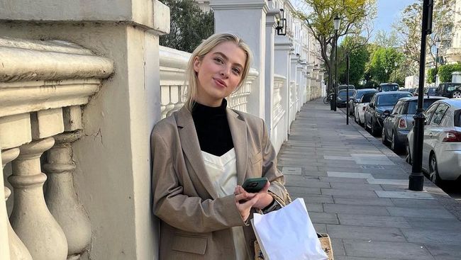 Intip Gaya Model Anais Gallagher yang Terlihat Kasual Namun Fashionable