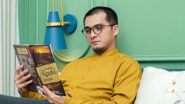 Ricky Harun Bagi-bagi Hadiah