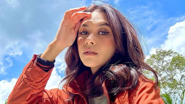 Viral Foto Paspor Nana Mirdad, Bikin Iri Netizen karena Terlalu Cantik