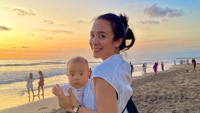 7 Potret Gaya Dea Ananda saat Gendong Anak, Dipuji Makin Glowing - Foto 1