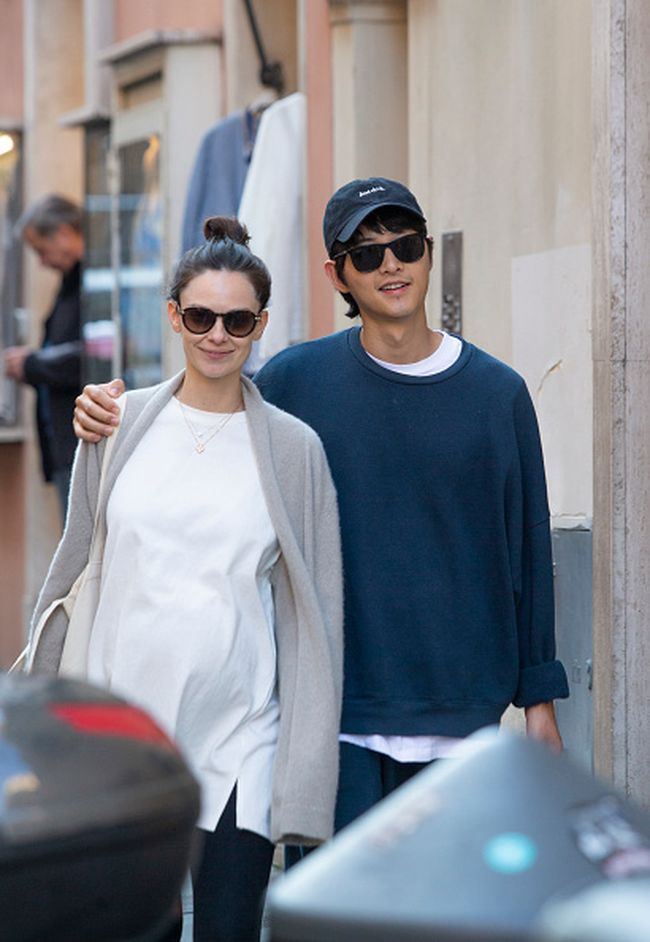 Song Joong Ki Jadi Suami Siaga Saat Istri Hamil Ikut Temani ke Cannes FIlm Festival