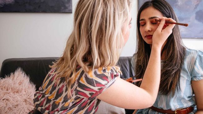 Nggak Perlu Capek Touch Up Begini 6 Tips Makeup Antiluntur Saat Cuaca