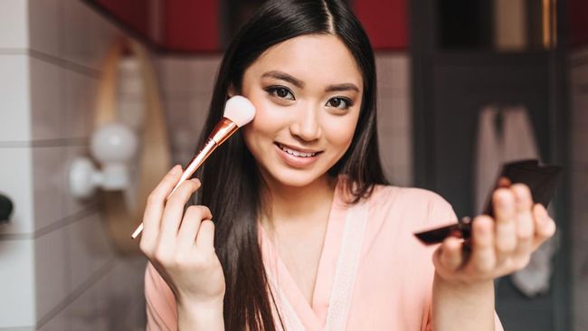 3 Produk Makeup Esensial yang Wajib Banget Dibawa ke Mana-mana
