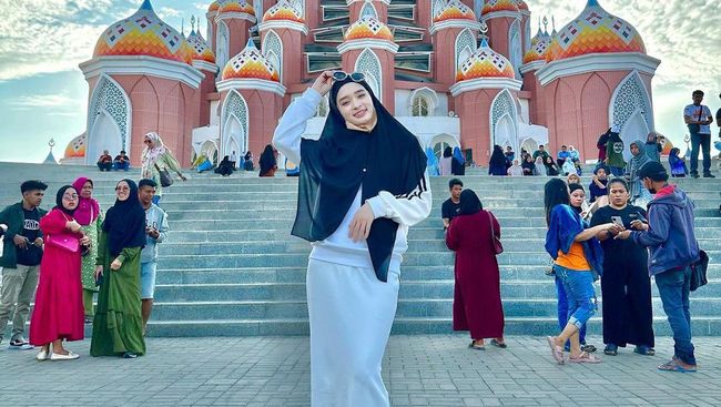 Gaya Hijab ala Inara Rusli yang Anggun dan Mudah Dikombinasi, Lengkap ...