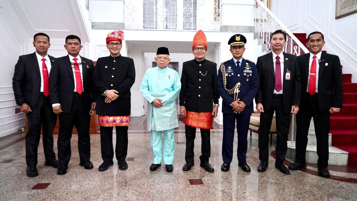 Temani Jokowi, Wapres Ma'ruf Amin Pakai Baju Adat Melayu