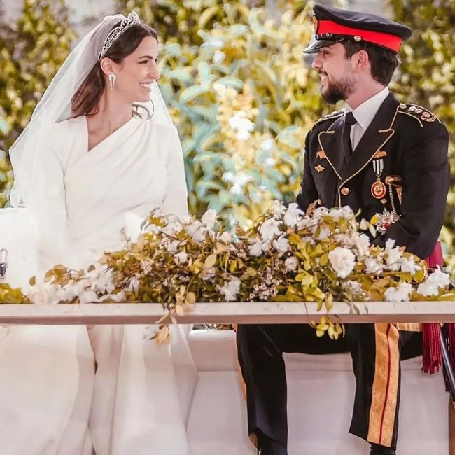 Bergaya Klasik dan Elegan, Intip Gaun Pengantin Rajwa Al Saif, Putri ...