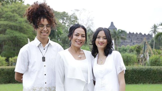 Dewi 'Dee' Lestari Rayakan Waisak di Borobudur Bareng Anak, Kenang ...