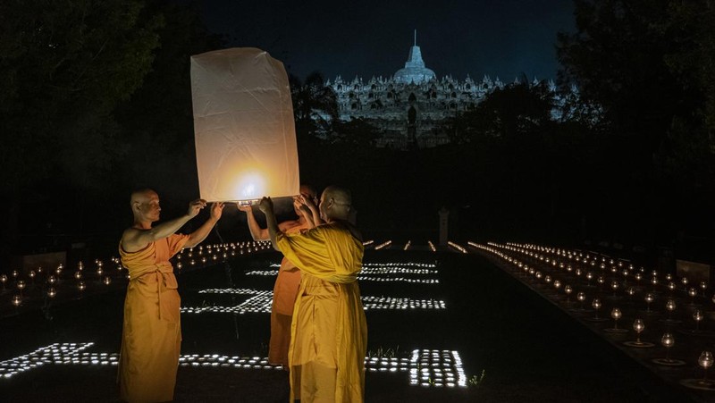 Khusuknya Waisak di Candi Borobudur, Dihiasi Lampion Terbang