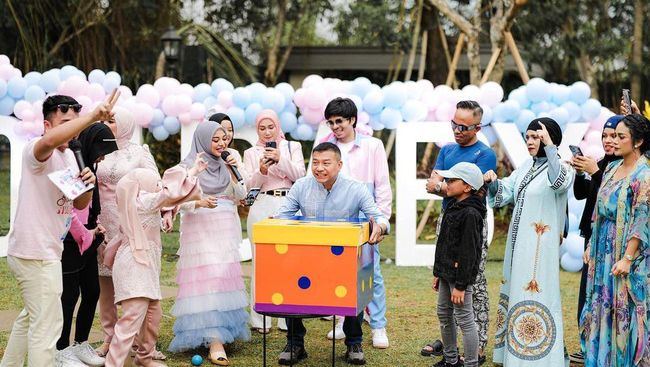 Pulang ke Indonesia, 7 Potret Gen Halilintar Hadiri Gender Reveal Anak Atta-Aurel