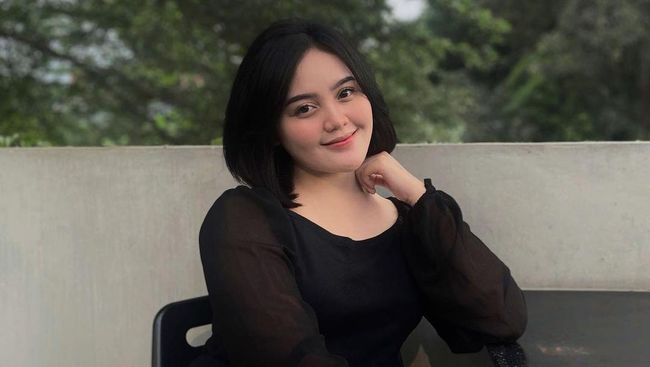 7 Potret Tia Septiana, Putri Kedua Mandra yang Kini Semakin Cantik dan Beranjak Dewasa - Foto 1