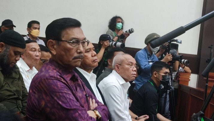 Hakim Vonis Bebas Haris Azhar & Fatia Maulidiyanti di Kasus Lord Luhut