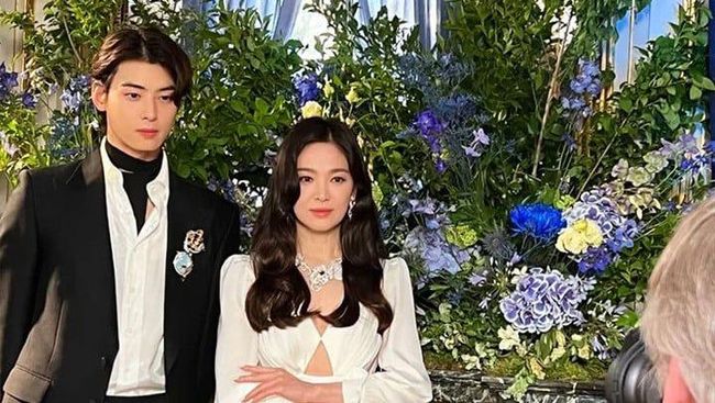 Adu Visual, 7 Potret Song Hye Kyo & Cha Eun Woo di Event Chaumet Paris