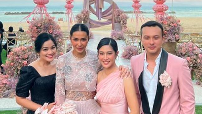 5 Potret Pernikahan Adinia Wirasti & Aktor asal Australia, Geng AADC ...