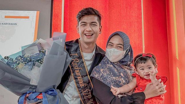 5 Potret Ria Ricis Dampingi Sidang Tesis Sang Suami Teuku Ryan, Lulus ...