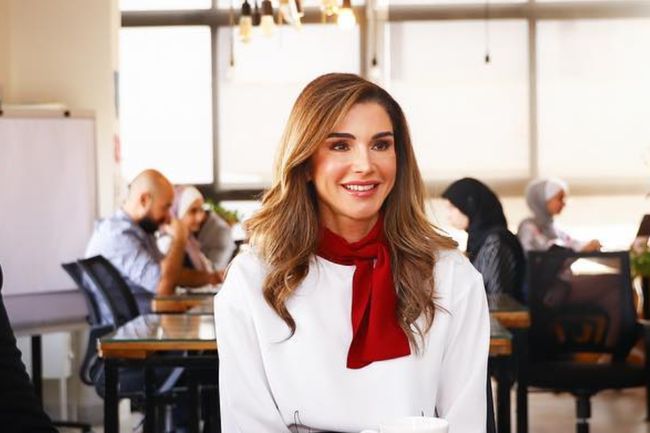 Inspirasi Tampil Anggun Saat Iduladha dengan Outfit ala Ratu Rania