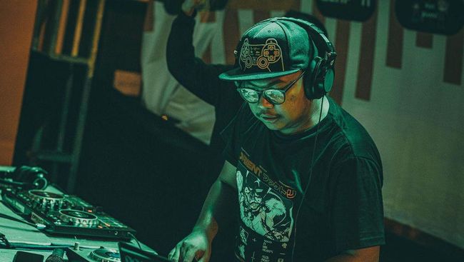 Keseruan DJ Murry Monolite Racik Musik Anisong dengan EDM