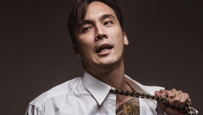 Ini 7 Penampakan Tato di Punggung Rendy Kjaernett yang Diduga Wajah Syahnaz