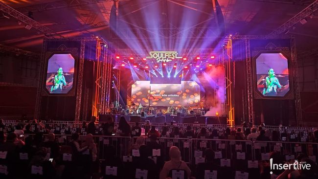 Konser Soulfest berlangsung merah dan dibuka oleh suara merdu Aca serta ...