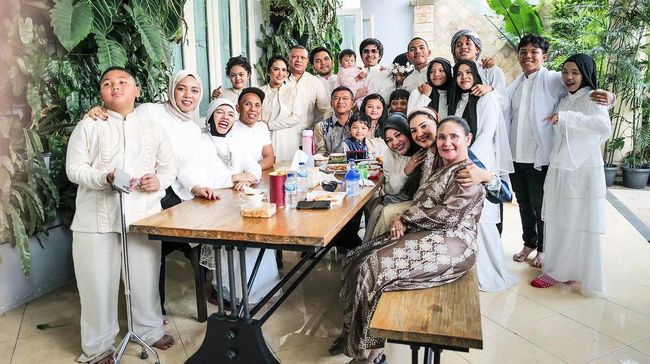 5 Potret Tiga Keluarga Atta & Aurel Kumpul Bareng di Momen Idul Adha - Foto 1