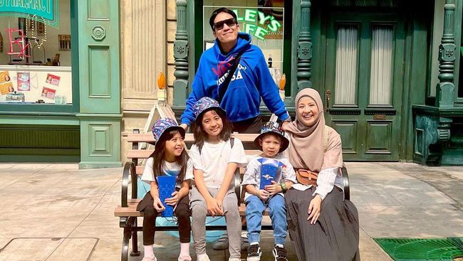 5 Potret Liburan Desta & Natasha Rizky Bersama Anak-anak Usai Resmi ...