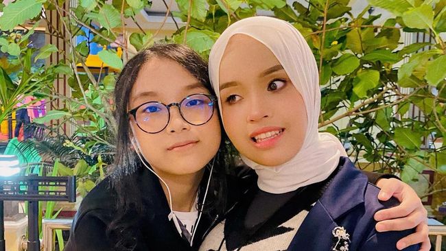 7 Potret Putri Ariani Bersama Sang Adik Devina, yang Suaranya Tak Kalah ...