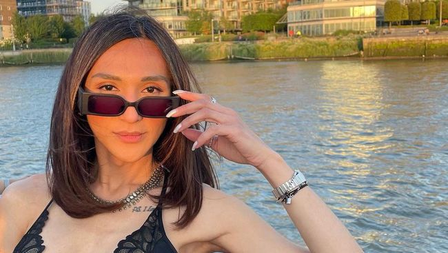 7 Potret Dena Rachman Ikut Parade LGBT Rayakan Pride Month di London ...