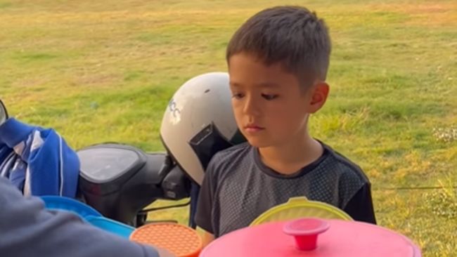 7 Potret El Barack Hobi Beli Jajanan Kaki Lima, Mulai dari Cendol ...