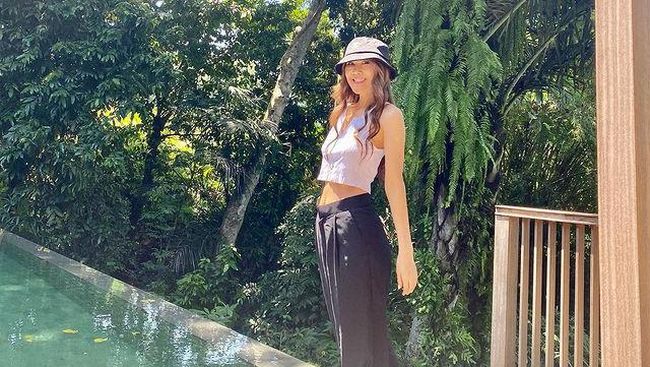 7 Potret Ina Thomas yang Cantik & Stylish, Sang Suami Tak Segan Memuji ...