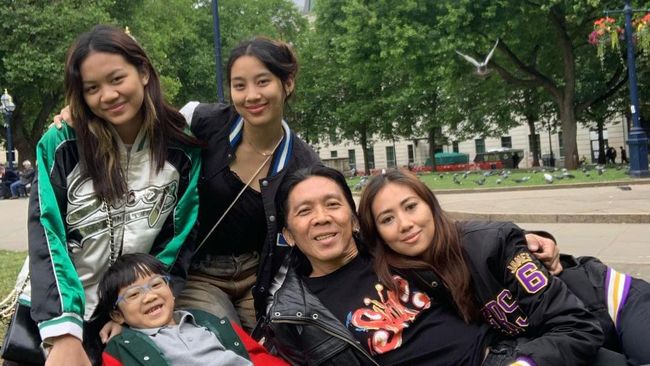 7 Potret Keluarga Bimbim Slank, Harmonis dan Awet Menikah 24 Tahun - Foto 1