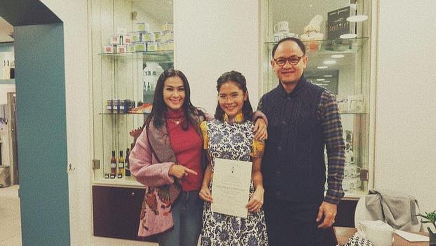 Iis Dahlia ungkap soal gaji suami pilot Iis Dahlia ungkap soal gaji suami pilot