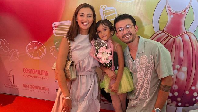 7 Potret Salma Anak Atiqah Hasiholan dan Rio Dewanto, Jadi Balerina ...