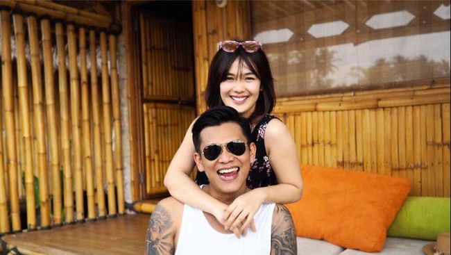 Resmi Cerai, 8 Potret Kemesraan Boris Bokir & Irma Purba Eks Istri Pramugari