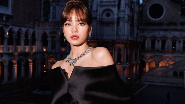 7 Potret Elegan Lisa BLACKPINK dalam Balutan Gaun Pesta, Cantik Banget ...