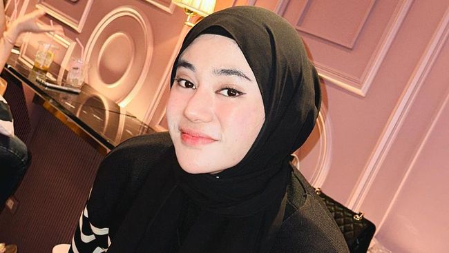 7 potret Clara Shinta yang sudah mantap berhijab sepulang umrah.