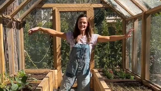 Terpopuler: 7 Potret Rumah Jennifer Garner, Kebunnya Luas