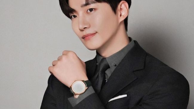 Lee Jun Ho 2PM dalam Perbincangan untuk Membintangi Serial Original Netflix 'Cashero'