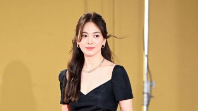 7 Potret Haru Song Hye Kyo Raih Penghargaan Bergengsi Daesang - Foto 1