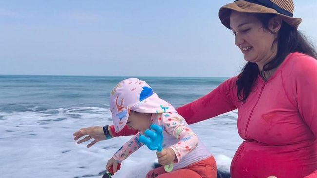 5 Potret Kehamilan Kedua Nadine Chandrawinata, Makin Asyik Main di Laut ...