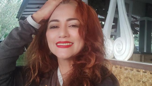 Bangkrut Ditipu Rp3 M, 8 Potret Sally Marcelina 'Warkop DKI' Jualan Baju Bekas