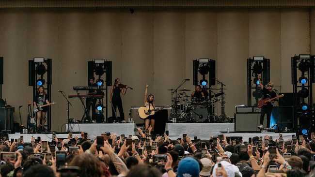 7 Potret Penyanyi RI Niki Zefanya Tampil di Festival Lollapalooza Amerika Serikat - Foto 1