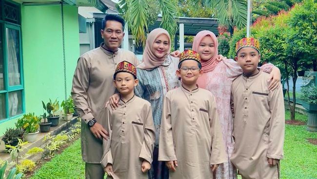 7 Potret Bahagia Kehidupan Juliana Moechtar Bareng Suami Perwira TNI dan 4 Anaknya - Foto 1