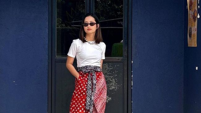 Inspirasi Outfit Kantor Modis dengan Kain Nuansa Merah Putih, Pakai ...