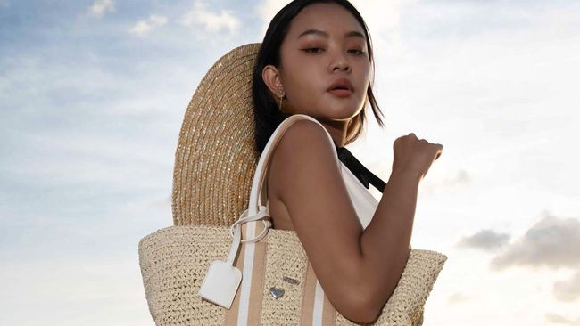 Tetap Cantik dan Nyaman Meski Panas, Ini Pilihan Produk Charles & Keith ...