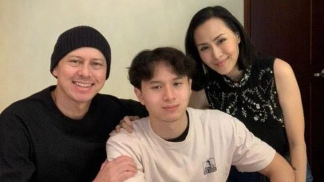 7 Potret Ollie, Putra Tampan Pierre Roland yang Baru Lulus SMP - Foto 1