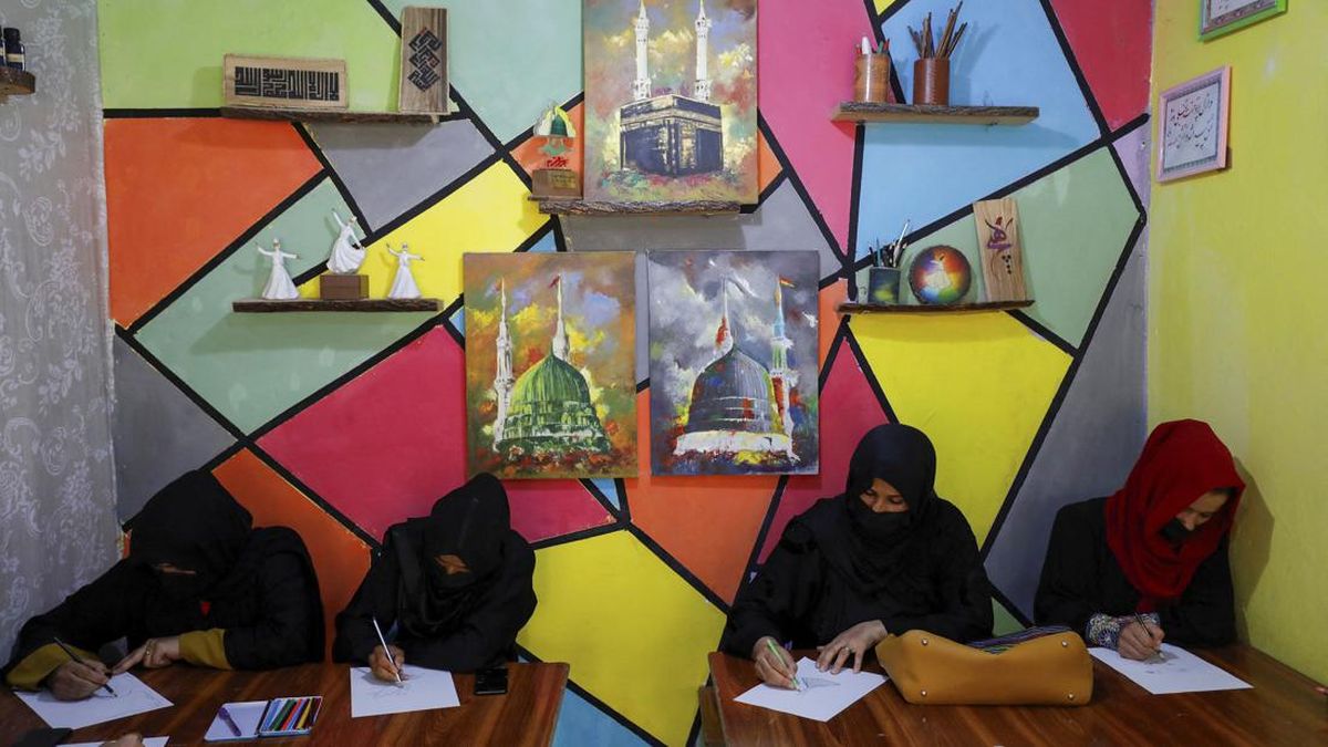 FOTO: Perempuan Afganistan Ramai-ramai 'Healing' dengan Terapi Seni